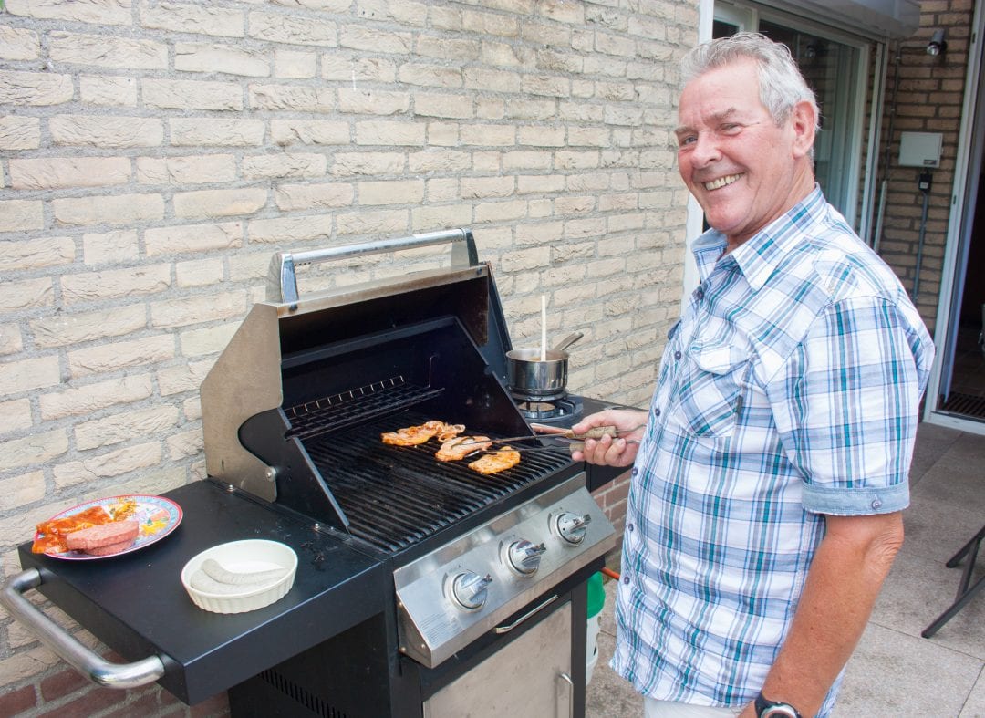 How To Use A Gas Grill: A Beginner's Guide (2026) - BBQCHIEFS